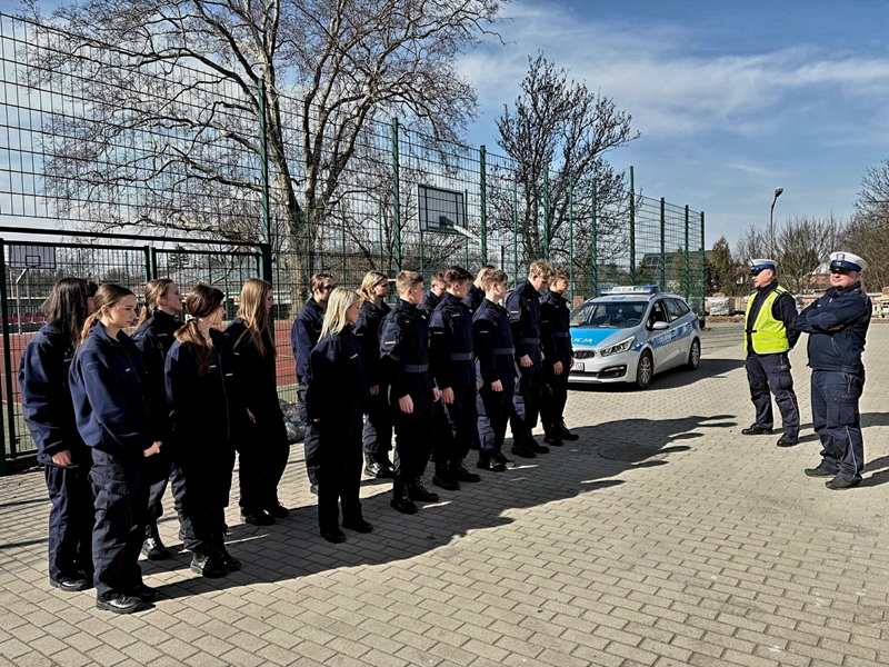 Tam, gdzie pasja spotyka służbę. Policjanci z grupy SPEED wśród uczniów ...