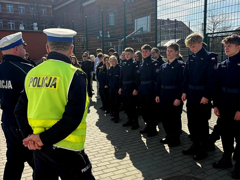 Tam, gdzie pasja spotyka służbę. Policjanci z grupy SPEED wśród uczniów ...